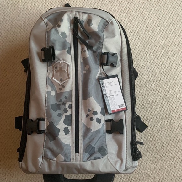 Victorinox | Bags | Victorinox Ch 22 Tourist Expandable Wheeled Carryon ...